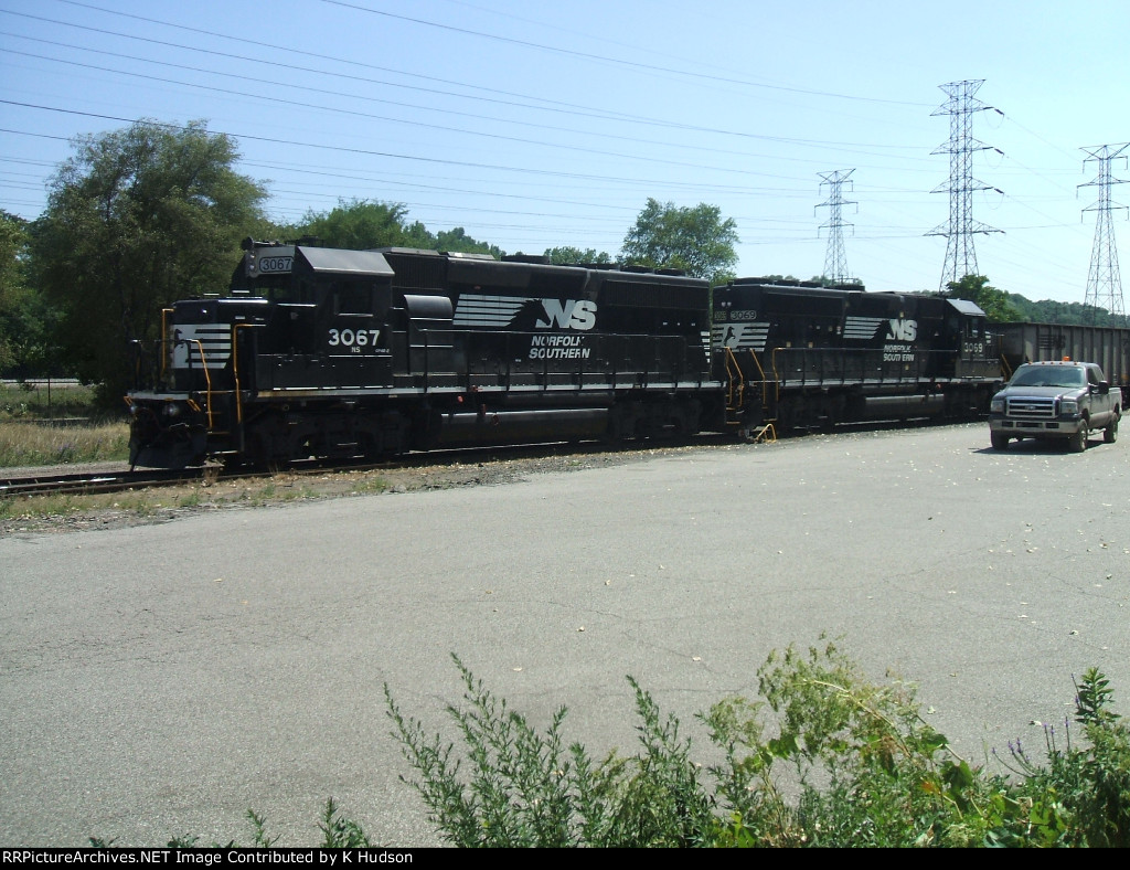 EMD Turbos still sound good after 25 years! Two NS GP 40-2 locos take head room with a hopper ...